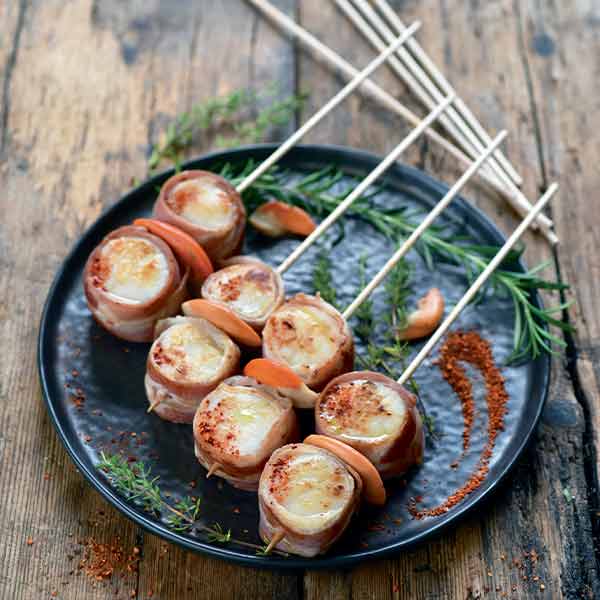 Brochettes de Saint-Jacques roulées au lard