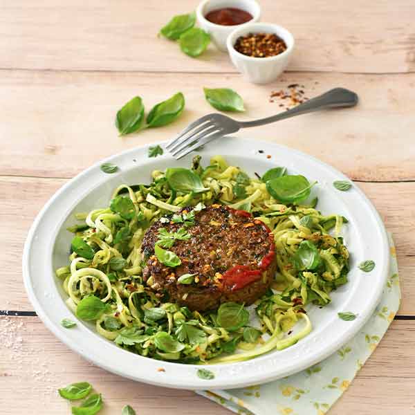 Pavé de steak haché à l'ail, aux herbes et au citron et spaghettis de ...
